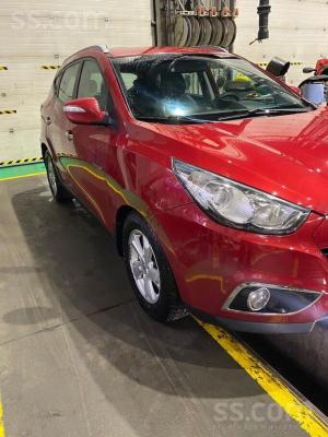Sarkans Hyundai ix35 2011 Rīga, ar dzinēja tilpumu 1.70 L un nobraukumu 248 tūkst. km par 4500 €, foto  vietnē AUTOMOTO.COM.LV