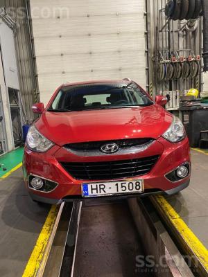 Red Hyundai ix35 2011 in Riga, with an engine capacity of 1.70 L and mileage of 248 thousand km for 4500 €, photo 3 on AUTOMOTO.COM.LV
