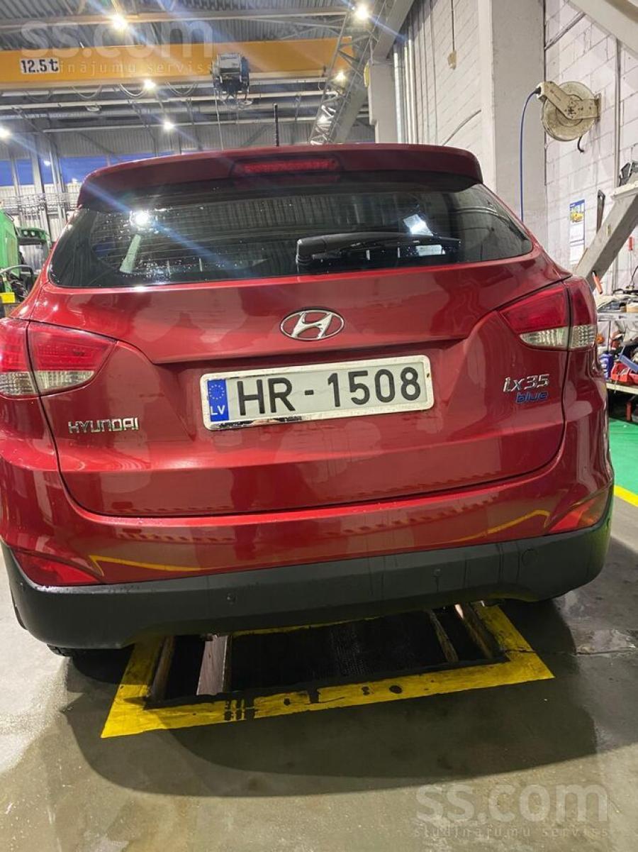 Red Hyundai ix35 2011 in Riga, with an engine capacity of 1.70 L and mileage of 248 thousand km for 4500 €, photo 4 on AUTOMOTO.COM.LV