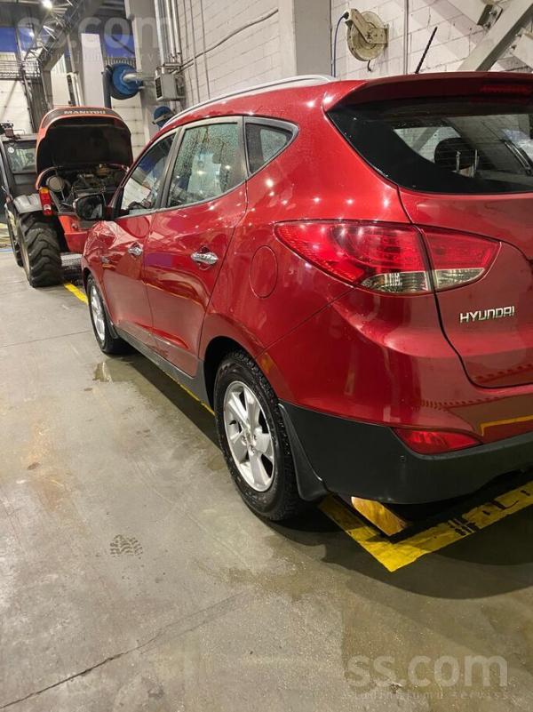 Red Hyundai ix35 2011 in Riga, with an engine capacity of 1.70 L and mileage of 248 thousand km for 4500 €, photo 5 on AUTOMOTO.COM.LV
