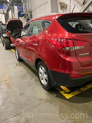 Red Hyundai ix35 2011 in Riga, with an engine capacity of 1.70 L and mileage of 248 thousand km for 4500 €, photo 5 on AUTOMOTO.COM.LV