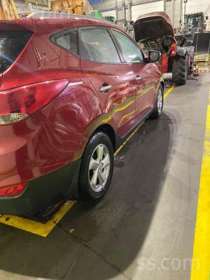Red Hyundai ix35 2011 in Riga, with an engine capacity of 1.70 L and mileage of 248 thousand km for 4500 €, photo 6 on AUTOMOTO.COM.LV