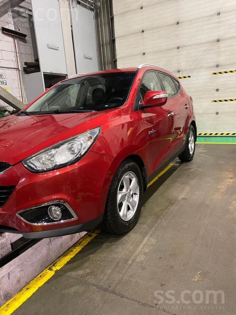Red Hyundai ix35 2011 in Riga, with an engine capacity of 1.70 L and mileage of 248 thousand km for 4500 €, photo 7 on AUTOMOTO.COM.LV