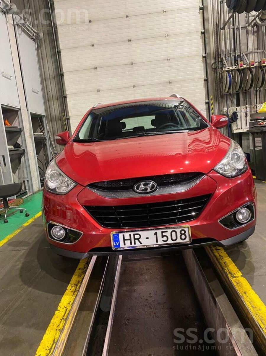 Red Hyundai ix35 2011 in Riga, with an engine capacity of 1.70 L and mileage of 248 thousand km for 4500 €, photo 8 on AUTOMOTO.COM.LV