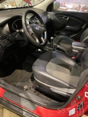 Red Hyundai ix35 2011 in Riga, with an engine capacity of 1.70 L and mileage of 248 thousand km for 4500 €, photo 16 on AUTOMOTO.COM.LV