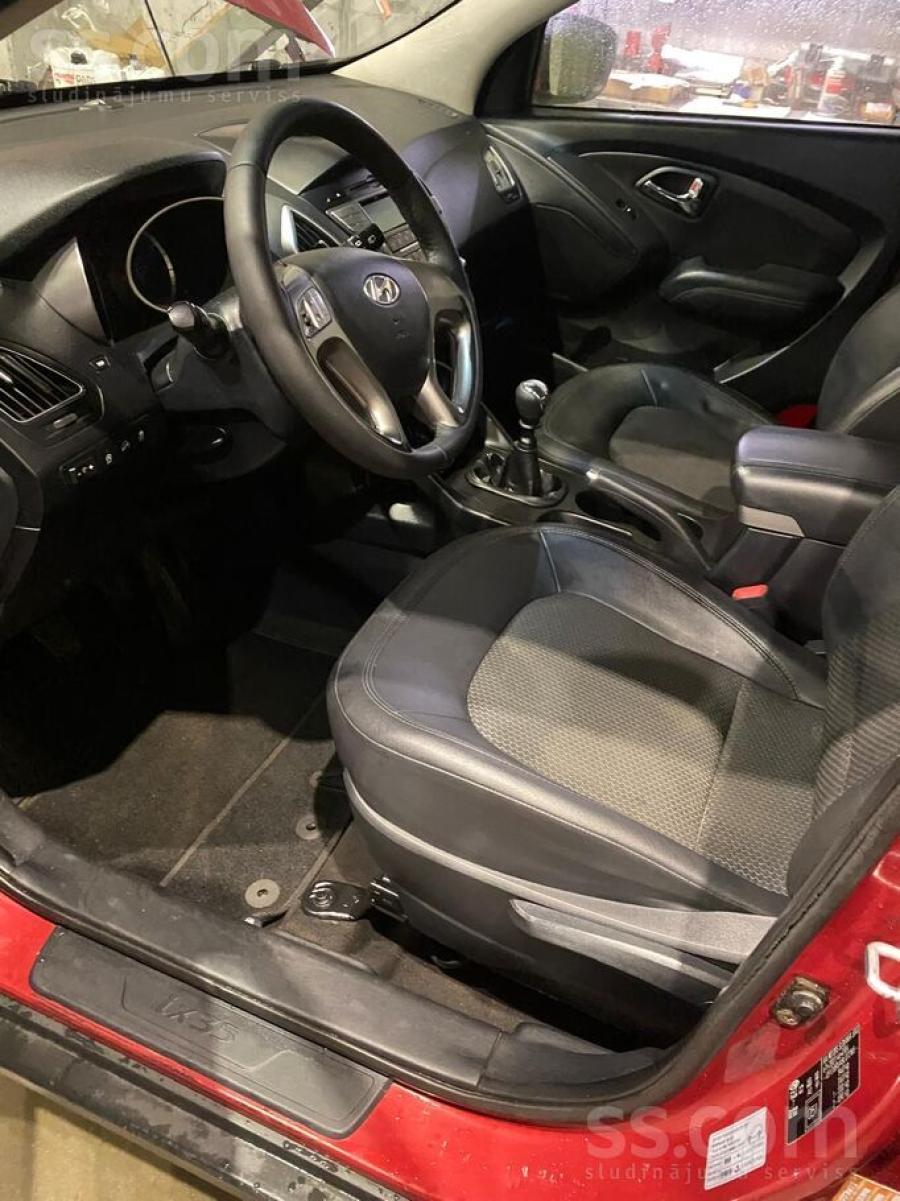 Red Hyundai ix35 2011 in Riga, with an engine capacity of 1.70 L and mileage of 248 thousand km for 4500 €, photo 16 on AUTOMOTO.COM.LV