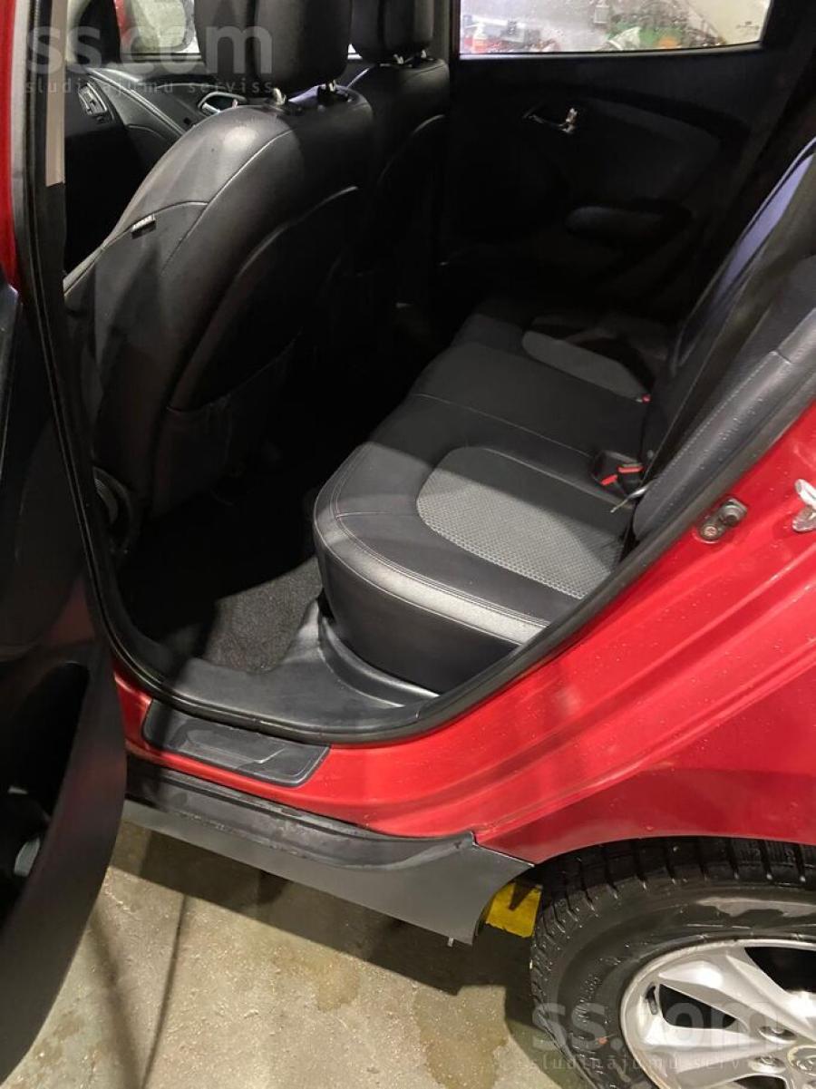 Red Hyundai ix35 2011 in Riga, with an engine capacity of 1.70 L and mileage of 248 thousand km for 4500 €, photo 17 on AUTOMOTO.COM.LV