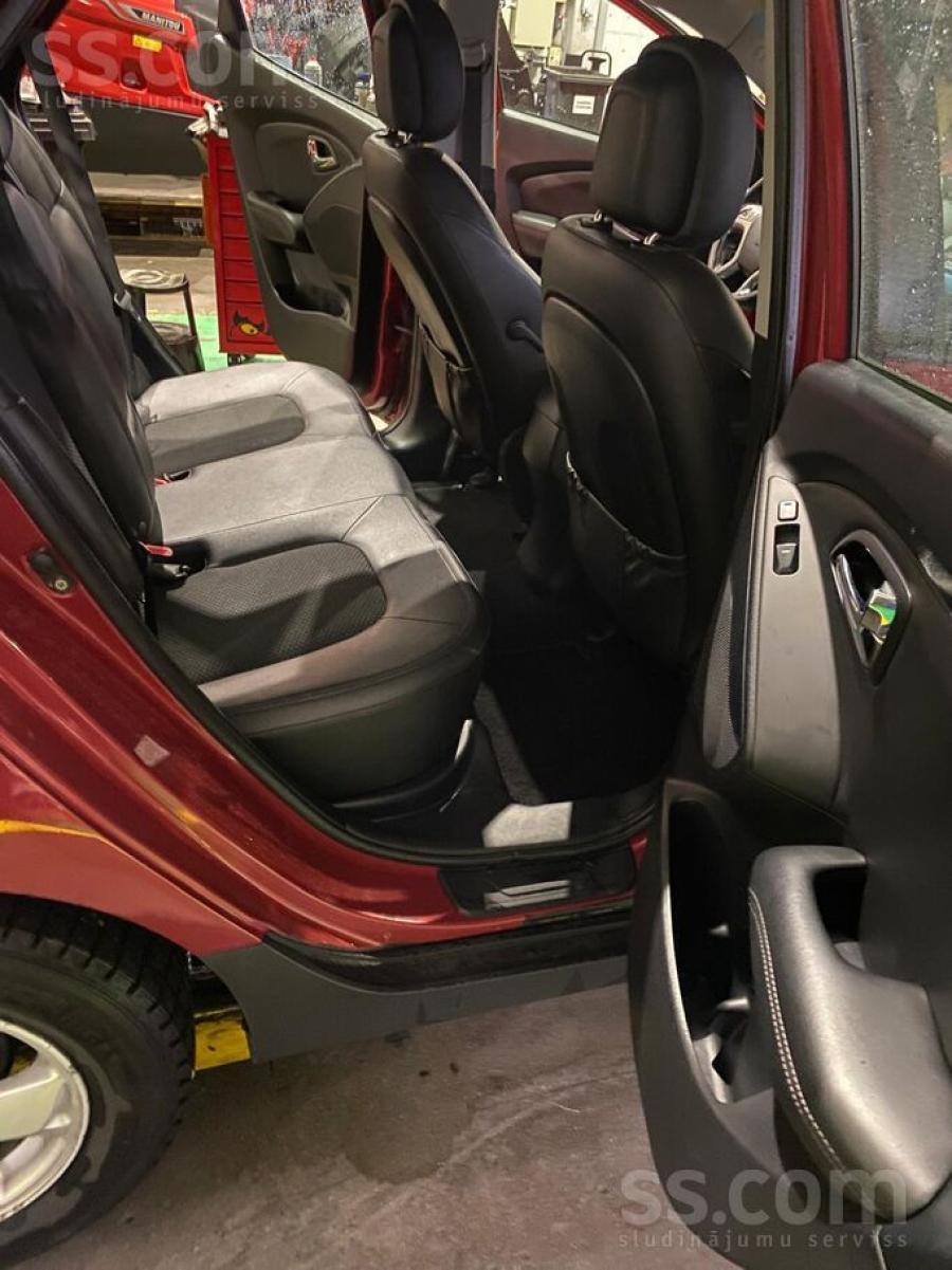 Red Hyundai ix35 2011 in Riga, with an engine capacity of 1.70 L and mileage of 248 thousand km for 4500 €, photo 21 on AUTOMOTO.COM.LV