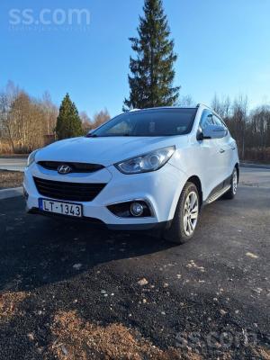 White Hyundai ix35 2010 in Daugavpils, with an engine capacity of 2.00 L and mileage of 202 thousand km for 4700 €, photo  on AUTOMOTO.COM.LV
