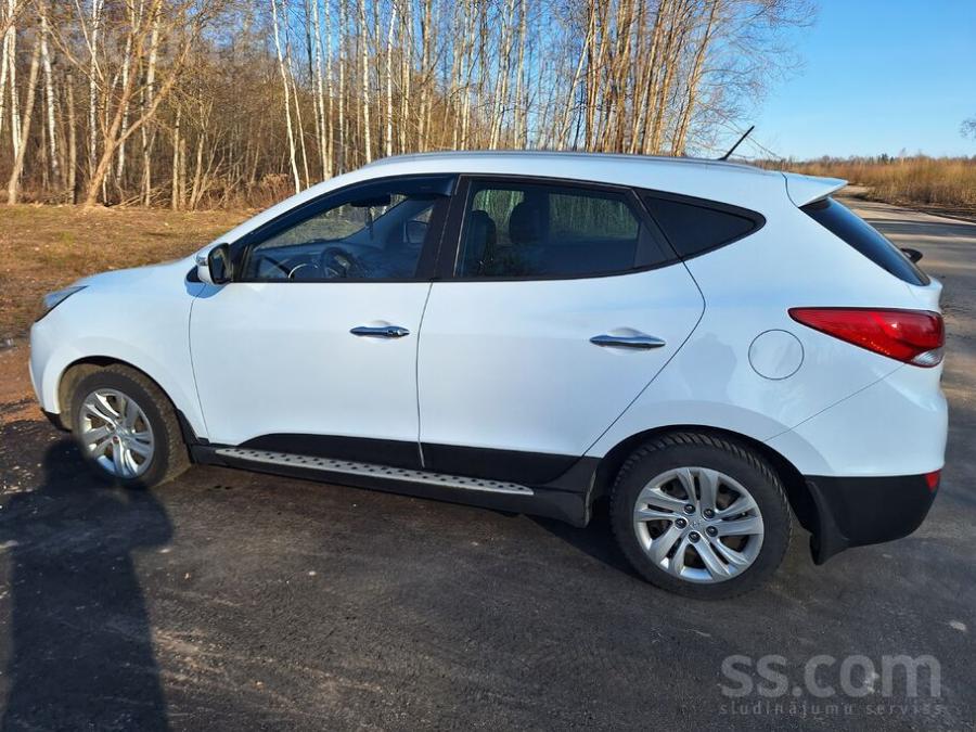 White Hyundai ix35 2010 in Daugavpils, with an engine capacity of 2.00 L and mileage of 202 thousand km for 4700 €, photo 3 on AUTOMOTO.COM.LV