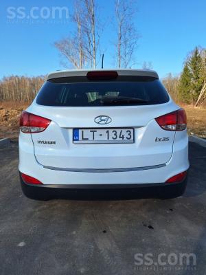 White Hyundai ix35 2010 in Daugavpils, with an engine capacity of 2.00 L and mileage of 202 thousand km for 4700 €, photo 4 on AUTOMOTO.COM.LV