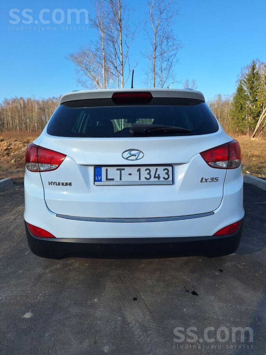 White Hyundai ix35 2010 in Daugavpils, with an engine capacity of 2.00 L and mileage of 202 thousand km for 4700 €, photo 4 on AUTOMOTO.COM.LV