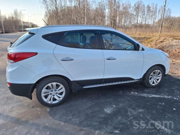 Balts Hyundai ix35 2010 Daugavpils, ar dzinēja tilpumu 2.00 L un nobraukumu 202 tūkst. km par 4700 €, foto 4 vietnē AUTOMOTO.COM.LV