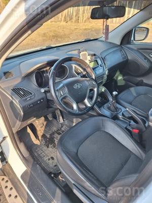 White Hyundai ix35 2010 in Daugavpils, with an engine capacity of 2.00 L and mileage of 202 thousand km for 4700 €, photo 6 on AUTOMOTO.COM.LV