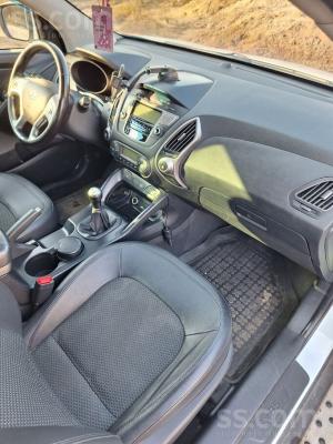 White Hyundai ix35 2010 in Daugavpils, with an engine capacity of 2.00 L and mileage of 202 thousand km for 4700 €, photo 8 on AUTOMOTO.COM.LV