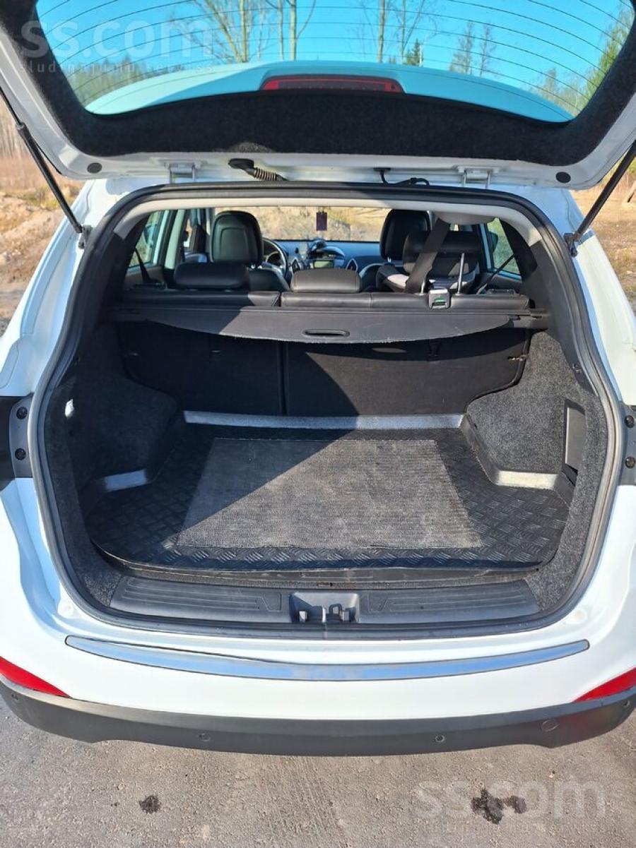 White Hyundai ix35 2010 in Daugavpils, with an engine capacity of 2.00 L and mileage of 202 thousand km for 4700 €, photo 10 on AUTOMOTO.COM.LV