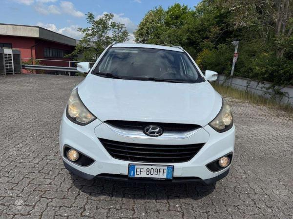 White Hyundai ix35 2010 in Siauliai, with an engine capacity of 1.69 L and mileage of 150 thousand km for 4450 €, photo 2 on AUTOMOTO.COM.LV