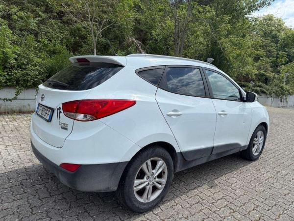 White Hyundai ix35 2010 in Siauliai, with an engine capacity of 1.69 L and mileage of 150 thousand km for 4450 €, photo 5 on AUTOMOTO.COM.LV