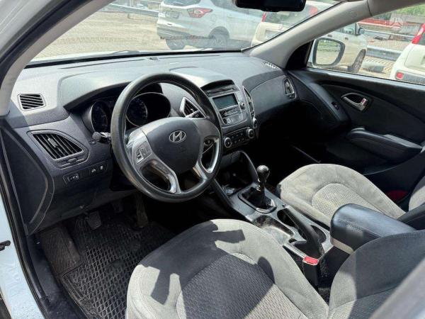 White Hyundai ix35 2010 in Siauliai, with an engine capacity of 1.69 L and mileage of 150 thousand km for 4450 €, photo 10 on AUTOMOTO.COM.LV
