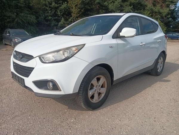 White Hyundai ix35 2010 in Utena, with an engine capacity of 2.00 L and mileage of 237 thousand km for 3950 €, photo 1 on AUTOMOTO.COM.LV