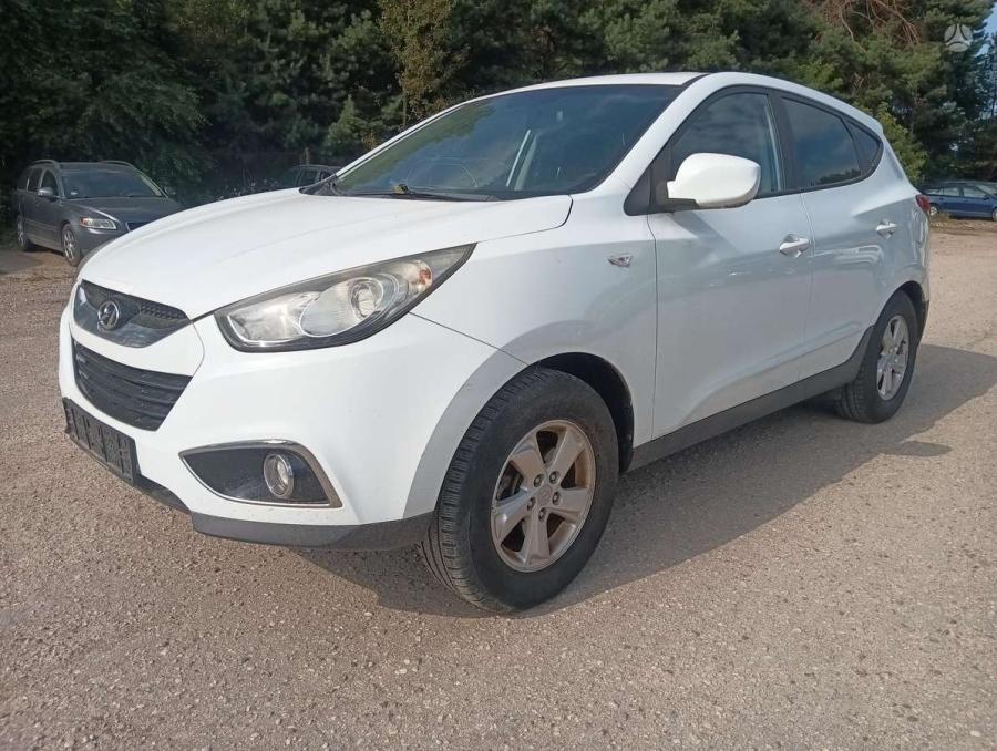 White Hyundai ix35 2010 in Utena, with an engine capacity of 2.00 L and mileage of 237 thousand km for 3950 €, photo 1 on AUTOMOTO.COM.LV