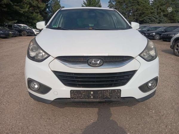 White Hyundai ix35 2010 in Utena, with an engine capacity of 2.00 L and mileage of 237 thousand km for 3950 €, photo 2 on AUTOMOTO.COM.LV