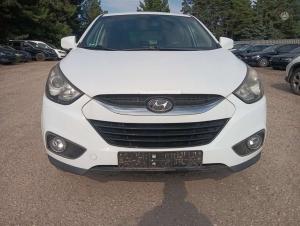 White Hyundai ix35 2010 in Utena, with an engine capacity of 2.00 L and mileage of 237 thousand km for 3950 €, photo 3 on AUTOMOTO.COM.LV