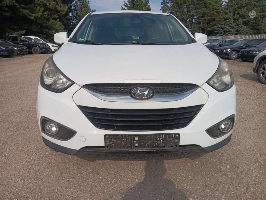 White Hyundai ix35 2010 in Utena, with an engine capacity of 2.00 L and mileage of 237 thousand km for 3950 €, photo 3 on AUTOMOTO.COM.LV