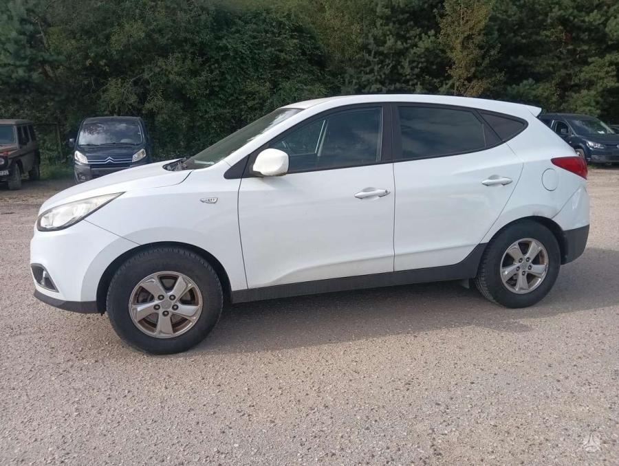 White Hyundai ix35 2010 in Utena, with an engine capacity of 2.00 L and mileage of 237 thousand km for 3950 €, photo 4 on AUTOMOTO.COM.LV