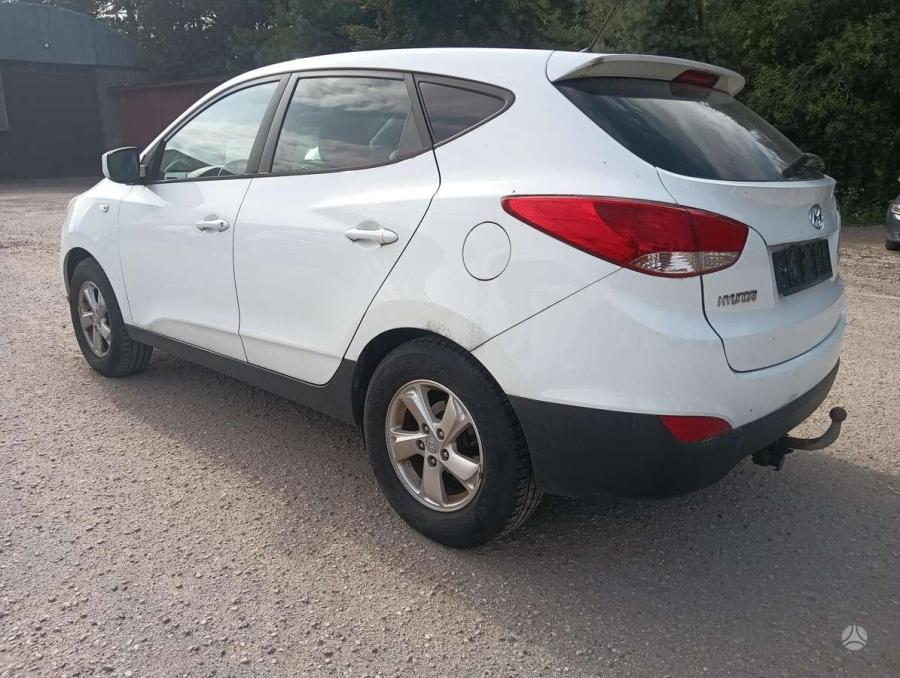 White Hyundai ix35 2010 in Utena, with an engine capacity of 2.00 L and mileage of 237 thousand km for 3950 €, photo 5 on AUTOMOTO.COM.LV