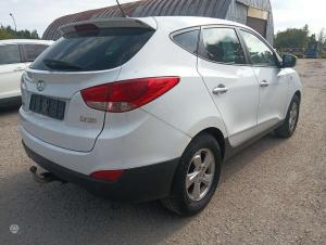 White Hyundai ix35 2010 in Utena, with an engine capacity of 2.00 L and mileage of 237 thousand km for 3950 €, photo 6 on AUTOMOTO.COM.LV