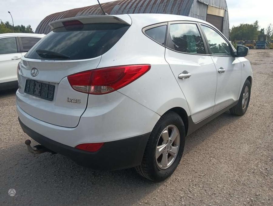 White Hyundai ix35 2010 in Utena, with an engine capacity of 2.00 L and mileage of 237 thousand km for 3950 €, photo 6 on AUTOMOTO.COM.LV
