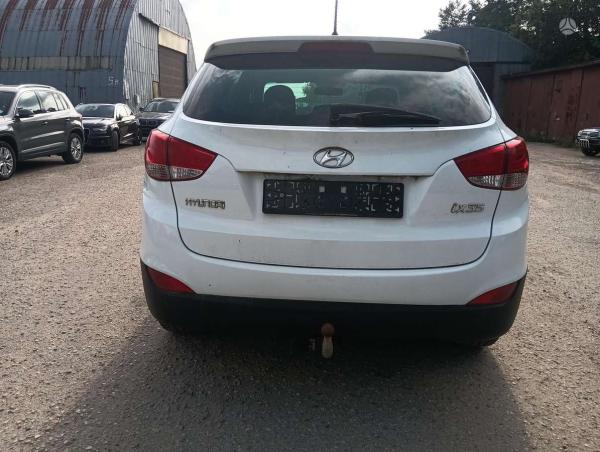 White Hyundai ix35 2010 in Utena, with an engine capacity of 2.00 L and mileage of 237 thousand km for 3950 €, photo 6 on AUTOMOTO.COM.LV