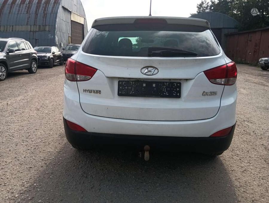 White Hyundai ix35 2010 in Utena, with an engine capacity of 2.00 L and mileage of 237 thousand km for 3950 €, photo 7 on AUTOMOTO.COM.LV