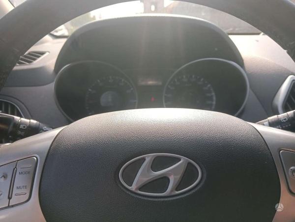 White Hyundai ix35 2010 in Utena, with an engine capacity of 2.00 L and mileage of 237 thousand km for 3950 €, photo 7 on AUTOMOTO.COM.LV