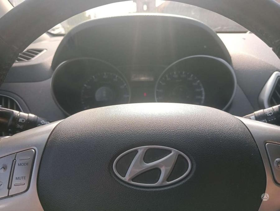 White Hyundai ix35 2010 in Utena, with an engine capacity of 2.00 L and mileage of 237 thousand km for 3950 €, photo 8 on AUTOMOTO.COM.LV