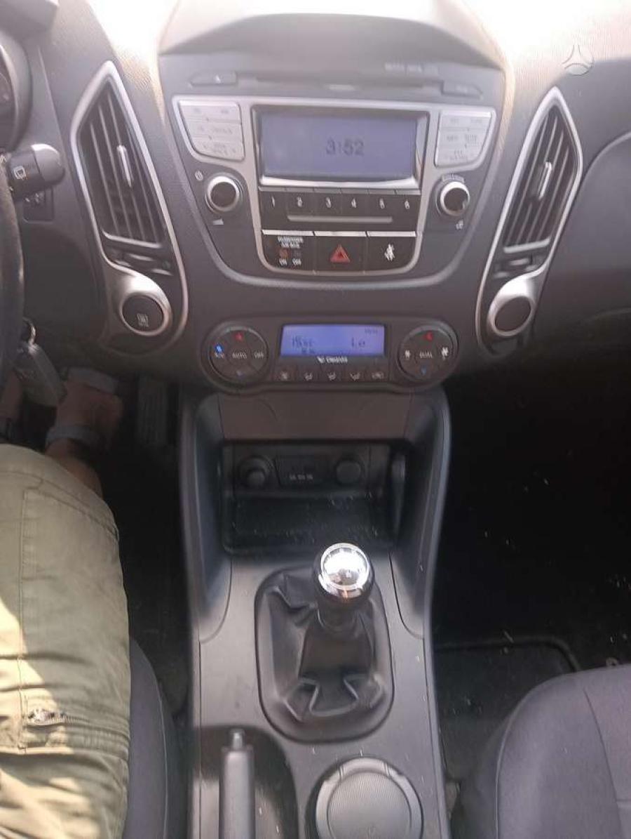 White Hyundai ix35 2010 in Utena, with an engine capacity of 2.00 L and mileage of 237 thousand km for 3950 €, photo 9 on AUTOMOTO.COM.LV