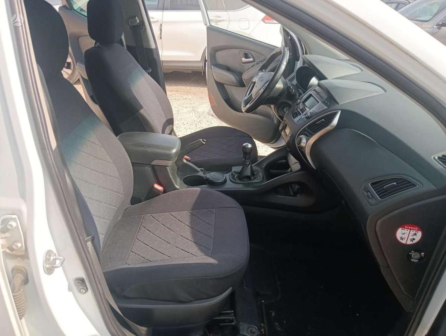 White Hyundai ix35 2010 in Utena, with an engine capacity of 2.00 L and mileage of 237 thousand km for 3950 €, photo 12 on AUTOMOTO.COM.LV