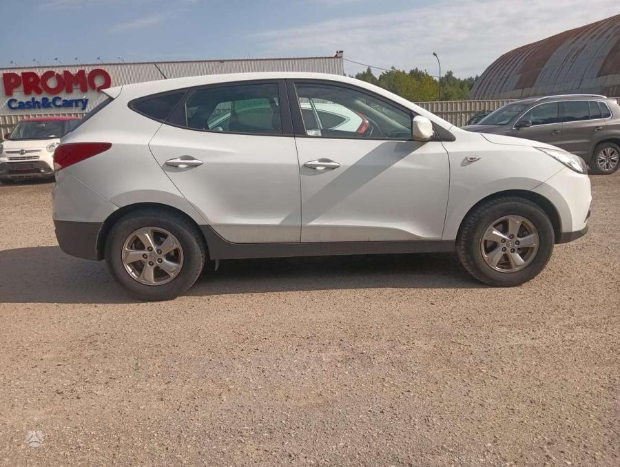 White Hyundai ix35 2010 in Utena, with an engine capacity of 2.00 L and mileage of 237 thousand km for 3950 €, photo 13 on AUTOMOTO.COM.LV