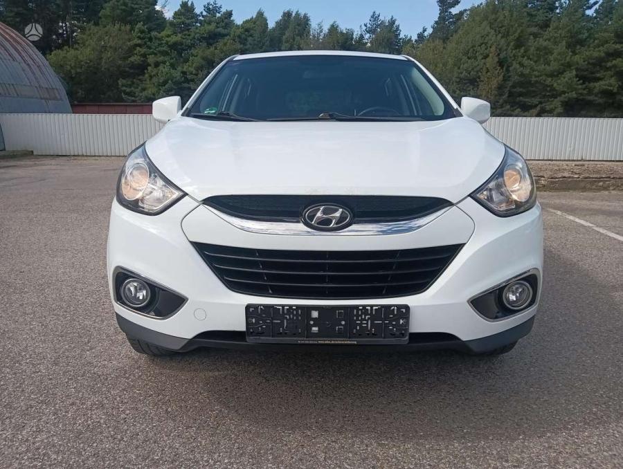 White Hyundai ix35 2010 in Utena, with an engine capacity of 2.00 L and mileage of 231 thousand km for 4650 €, photo 3 on AUTOMOTO.COM.LV