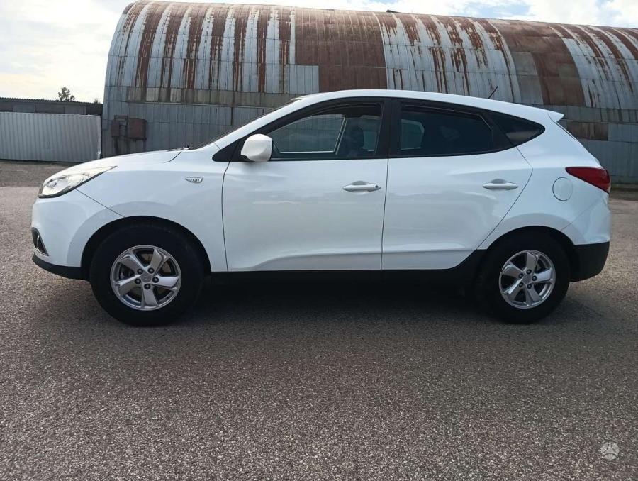 White Hyundai ix35 2010 in Utena, with an engine capacity of 2.00 L and mileage of 231 thousand km for 4650 €, photo 4 on AUTOMOTO.COM.LV