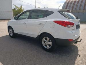 White Hyundai ix35 2010 in Utena, with an engine capacity of 2.00 L and mileage of 231 thousand km for 4650 €, photo 5 on AUTOMOTO.COM.LV