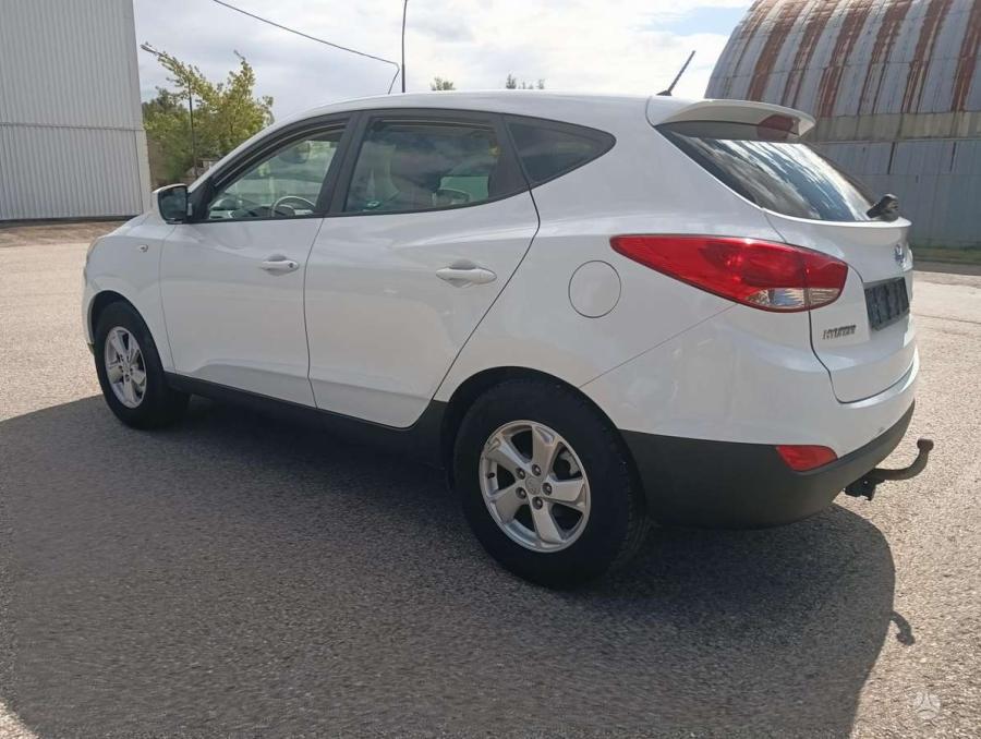 White Hyundai ix35 2010 in Utena, with an engine capacity of 2.00 L and mileage of 231 thousand km for 4650 €, photo 5 on AUTOMOTO.COM.LV