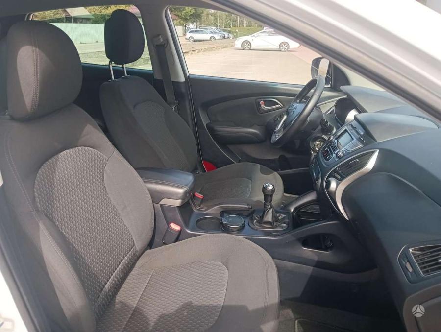 White Hyundai ix35 2010 in Utena, with an engine capacity of 2.00 L and mileage of 231 thousand km for 4650 €, photo 7 on AUTOMOTO.COM.LV