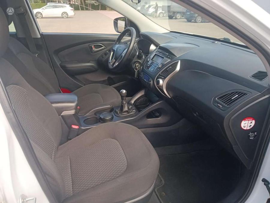 White Hyundai ix35 2010 in Utena, with an engine capacity of 2.00 L and mileage of 231 thousand km for 4650 €, photo 8 on AUTOMOTO.COM.LV
