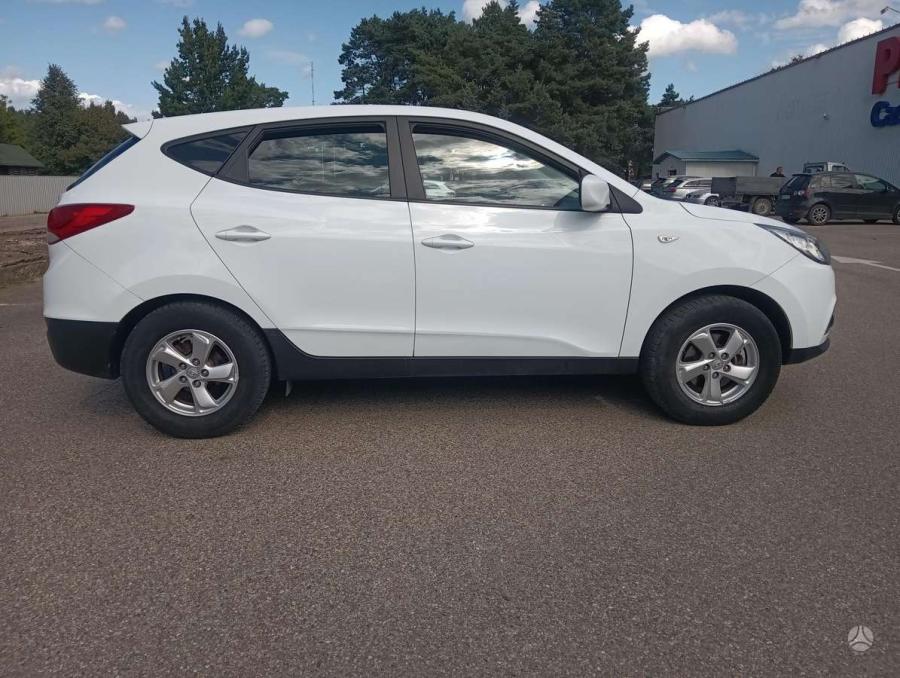 White Hyundai ix35 2010 in Utena, with an engine capacity of 2.00 L and mileage of 231 thousand km for 4650 €, photo 11 on AUTOMOTO.COM.LV