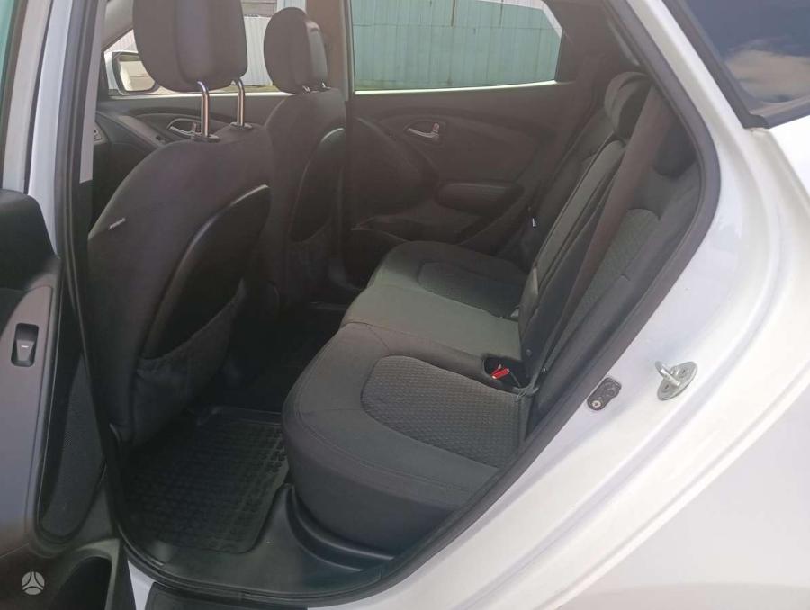 White Hyundai ix35 2010 in Utena, with an engine capacity of 2.00 L and mileage of 231 thousand km for 4650 €, photo 15 on AUTOMOTO.COM.LV