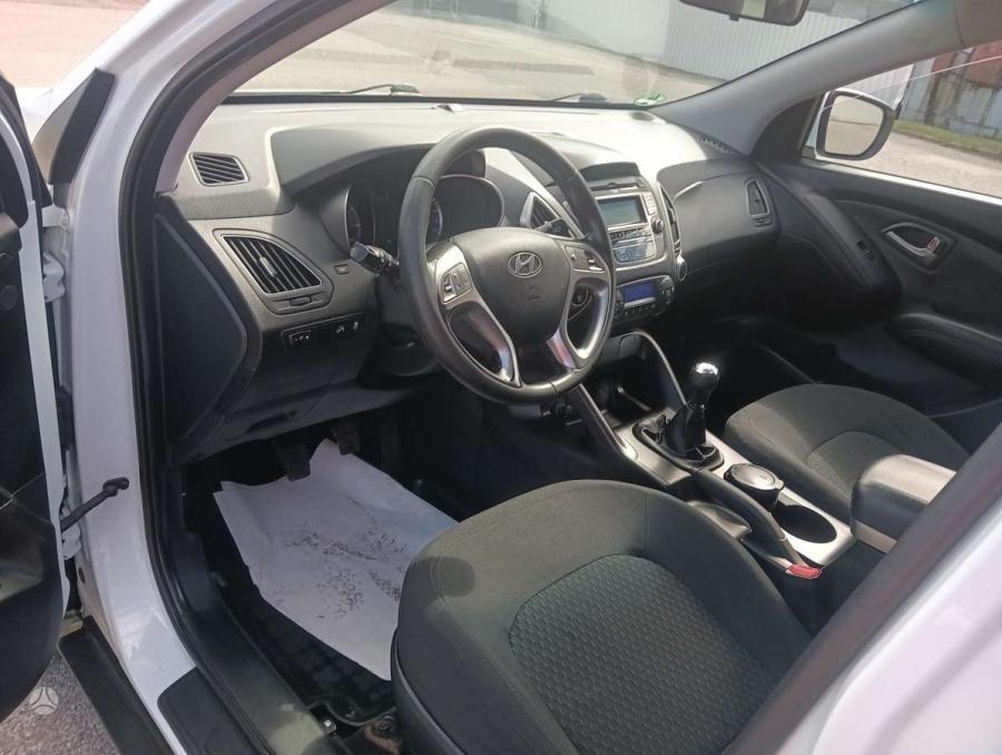 White Hyundai ix35 2010 in Utena, with an engine capacity of 2.00 L and mileage of 231 thousand km for 4650 €, photo 18 on AUTOMOTO.COM.LV