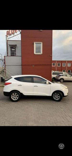 White Hyundai ix35 2010 in Kaunas, with an engine capacity of 2.00 L and mileage of 272 thousand km for 6200 €, photo 3 on AUTOMOTO.COM.LV