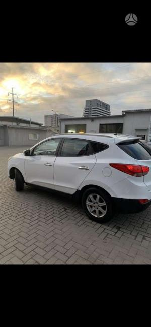 White Hyundai ix35 2010 in Kaunas, with an engine capacity of 2.00 L and mileage of 272 thousand km for 6200 €, photo 6 on AUTOMOTO.COM.LV
